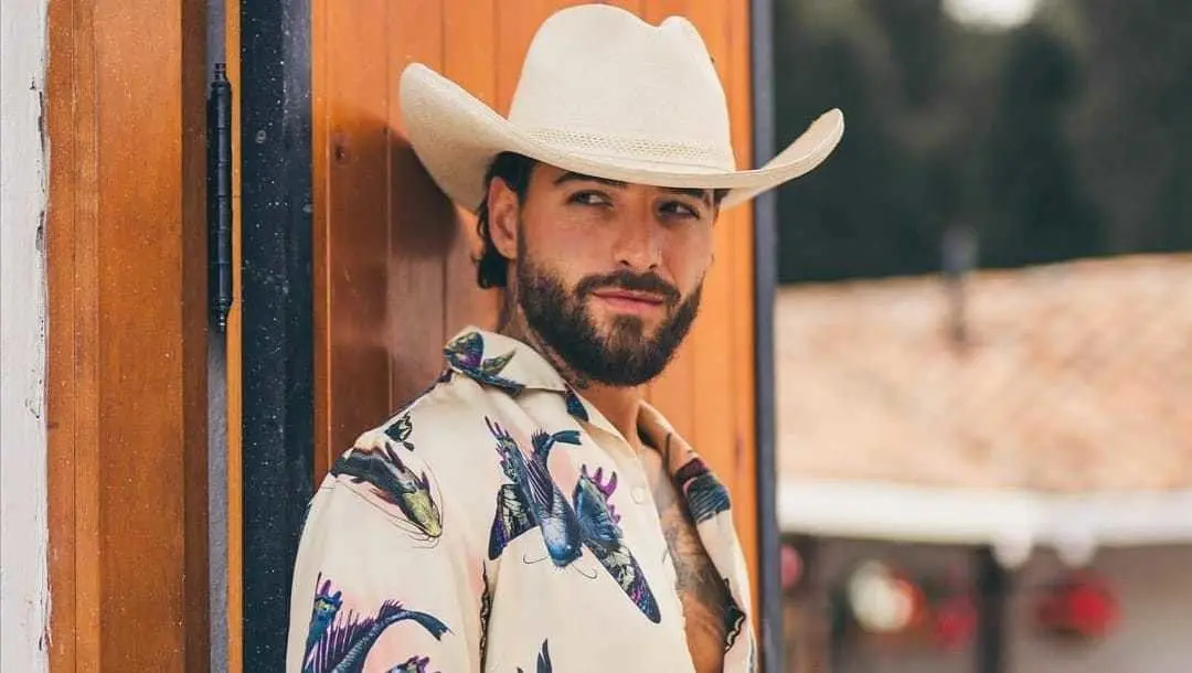 FOTOS: ¡Qué calor! Maluma se da un chapuzón en la piscina sin nada de ...