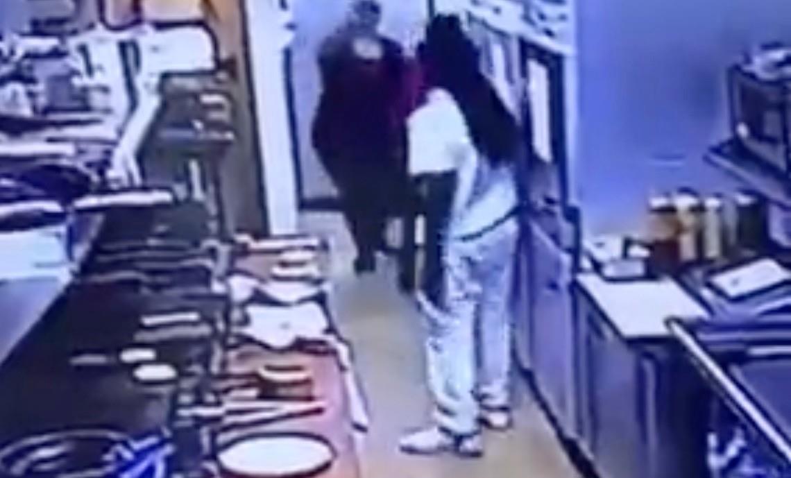 Golpea hombre a cocinera y otra mujer la defiende - POSTA México